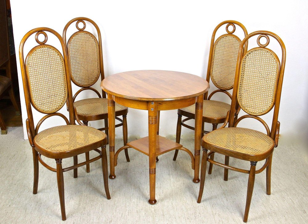 Chaises Art Nouveau avec Table en Bois Courbé de Thonet, 1915, Set de 5 en vente sur Pamono
