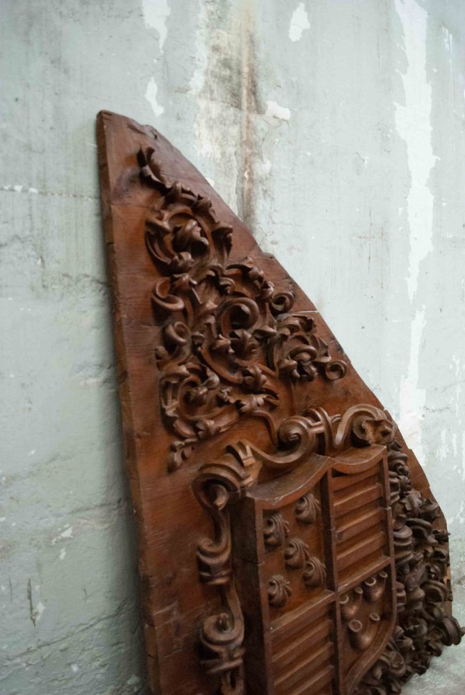 Large 18th Century Pinewood Coat of Arms, Spain for sale at Pamono