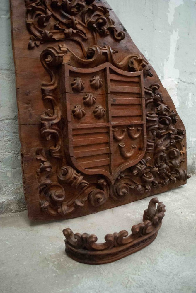 Large 18th Century Pinewood Coat of Arms, Spain for sale at Pamono