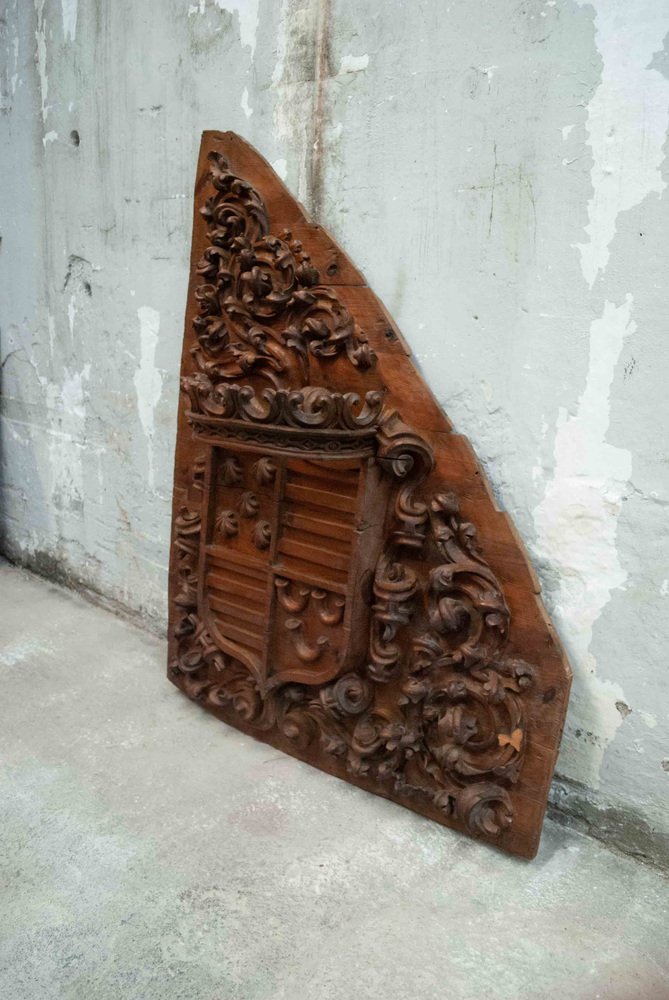 Large 18th Century Pinewood Coat of Arms, Spain for sale at Pamono