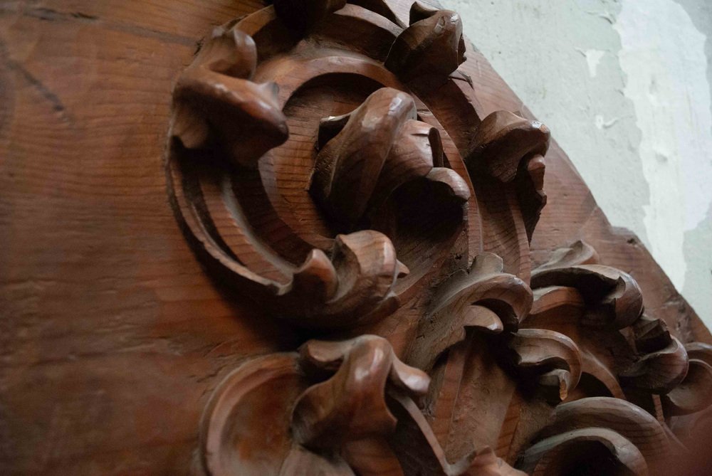 Large 18th Century Pinewood Coat of Arms, Spain for sale at Pamono