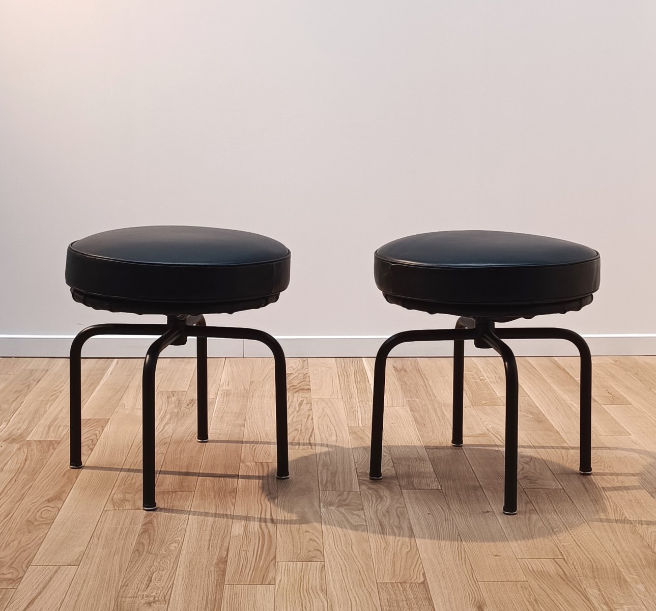 LC8 Stool from Cassina for sale at Pamono