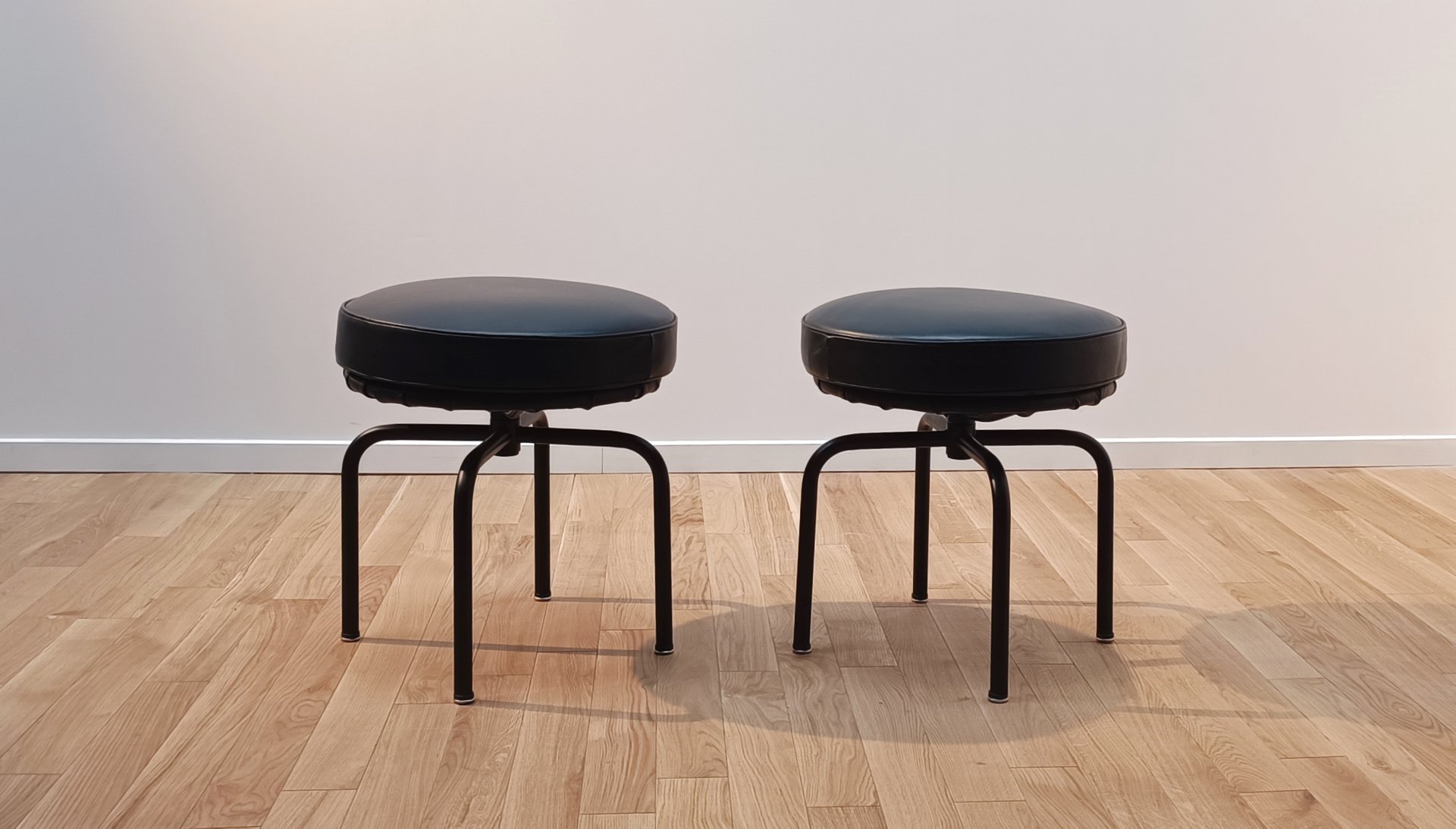 LC8 Stool from Cassina for sale at Pamono