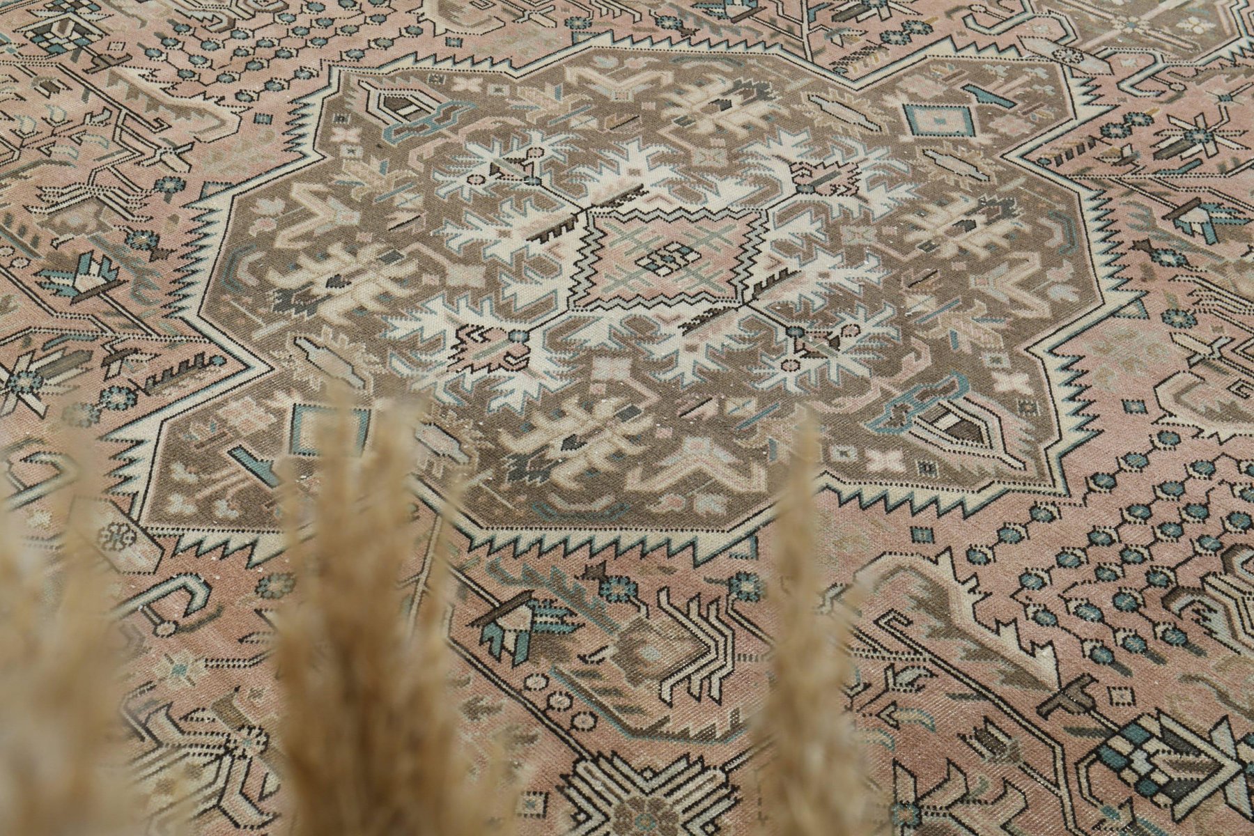 Middle Eastern Heriz Style Rug, 1960s for sale at Pamono