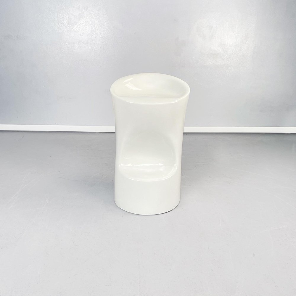 Italienischer moderner Space Age Hocker mit Fußstütze aus weißem Kunststoff, 1990er bei Pamono ...