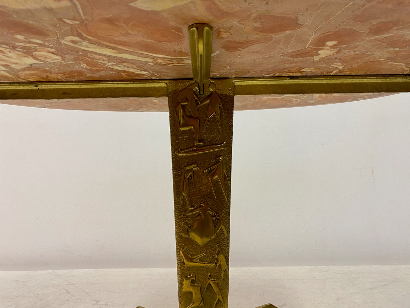 Italienischer Couchtisch aus Marmor & Messing, 1950er bei Pamono kaufen