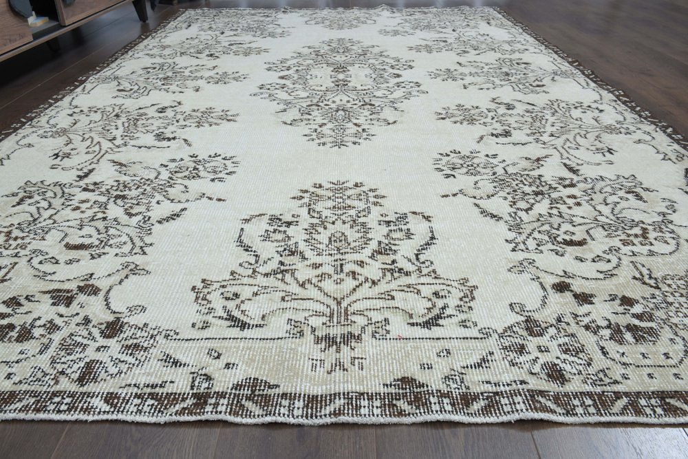 Vintage Turkish Beige Floral Area Rug for sale at Pamono