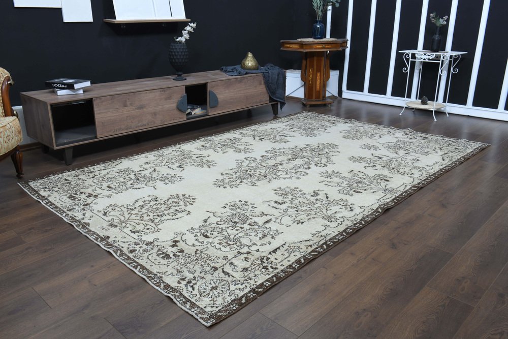 Vintage Turkish Beige Floral Area Rug for sale at Pamono