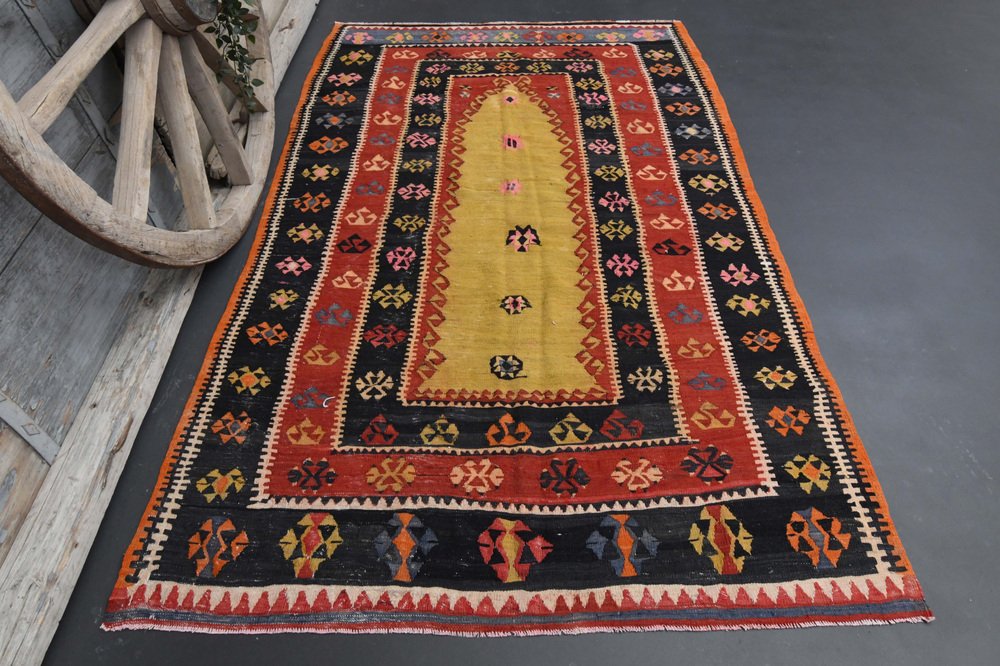 Türkischer Vintage Teppich in Rot & Gelb bei Pamono kaufen