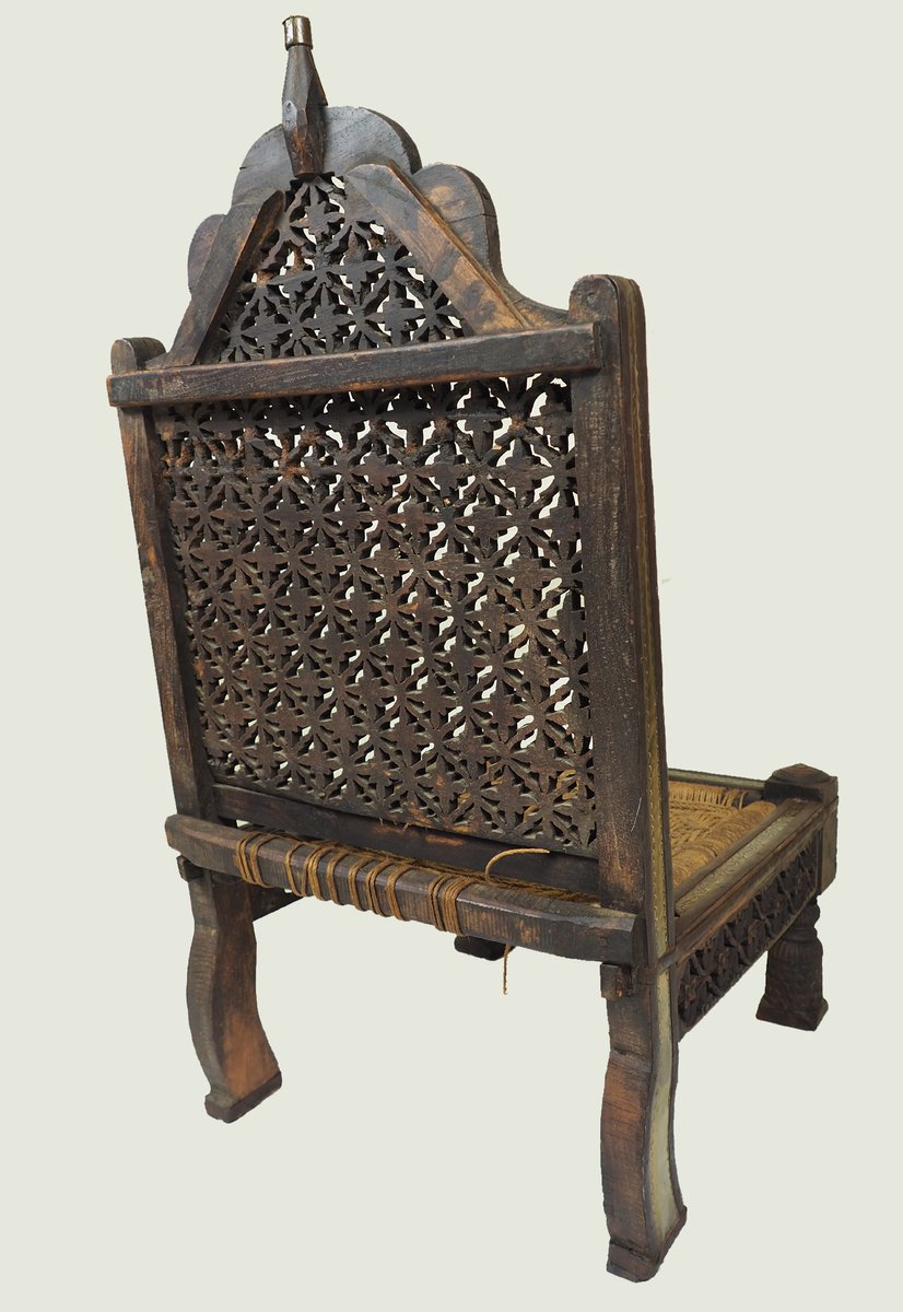 Traditioneller indischer Vintage Rajistan Tribal Hand-Carved Teak Pida ...