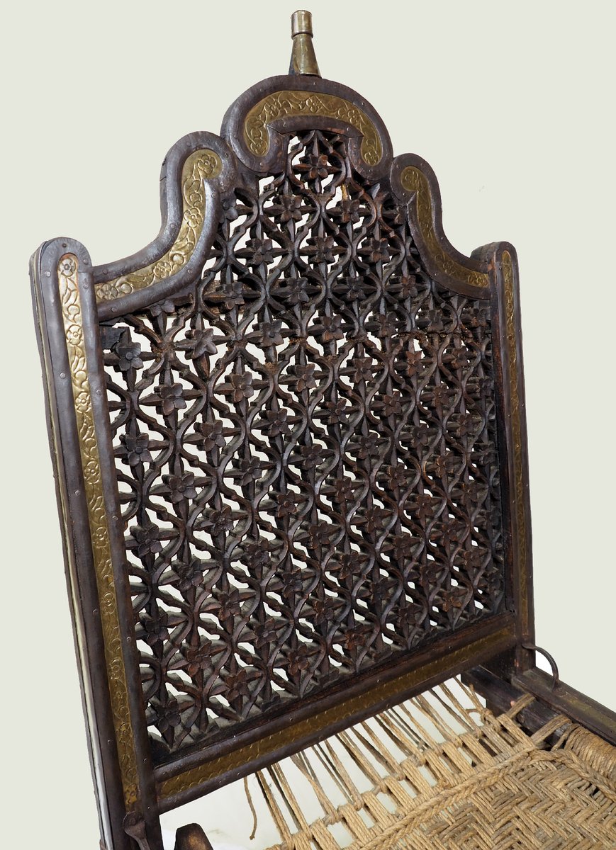 Traditioneller indischer Vintage Rajistan Tribal Hand-Carved Teak Pida ...