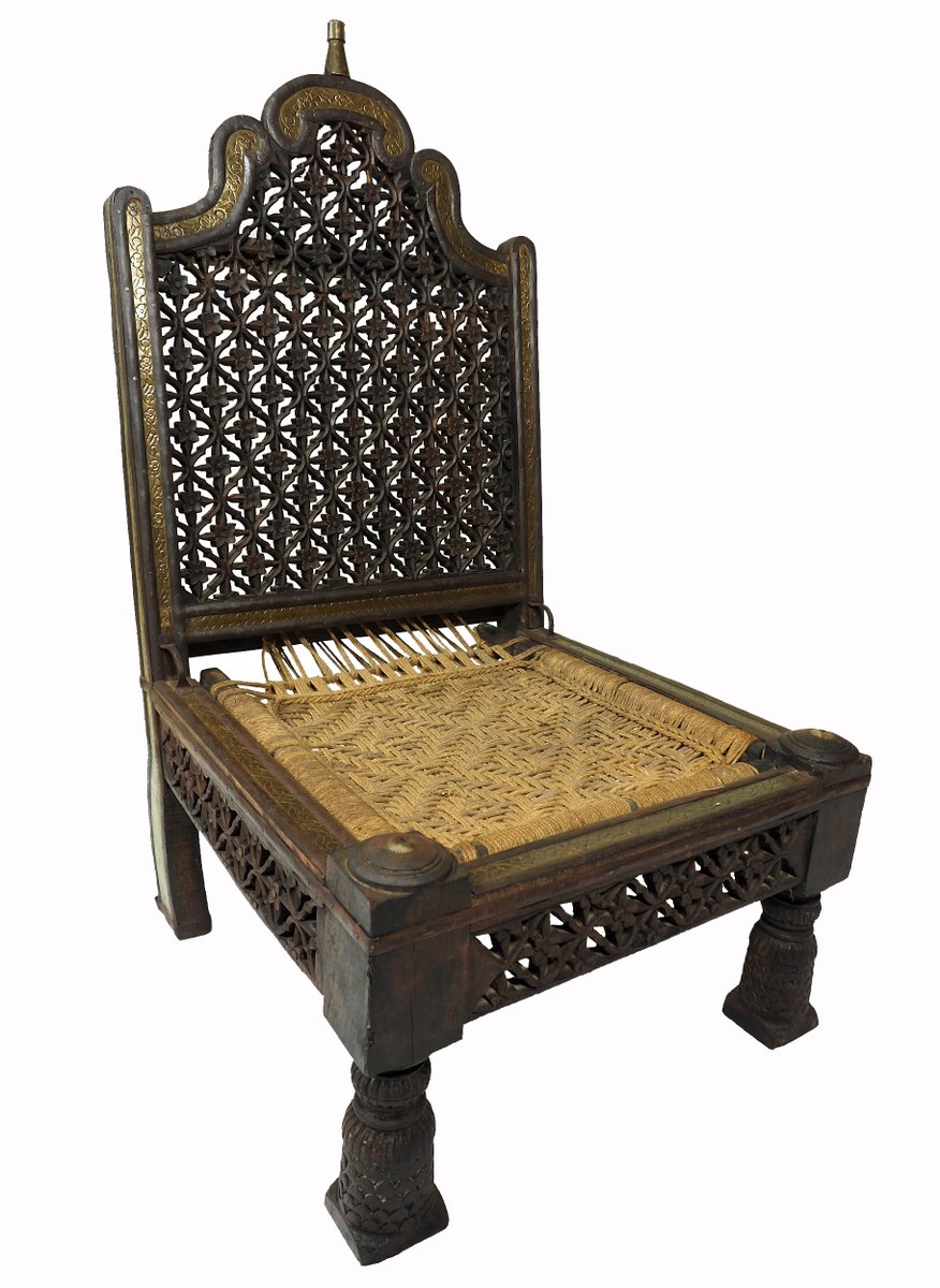 Traditioneller indischer Vintage Rajistan Tribal Hand-Carved Teak Pida ...