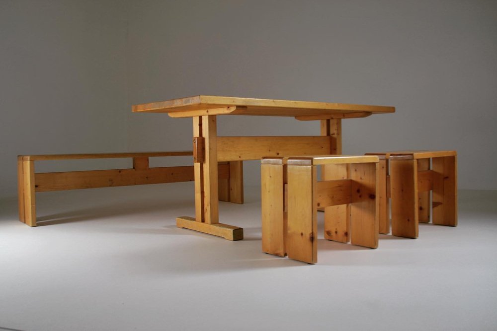 Großer Les Arcs Tisch, Bank und 2 Hocker von Charlotte Perriand ...