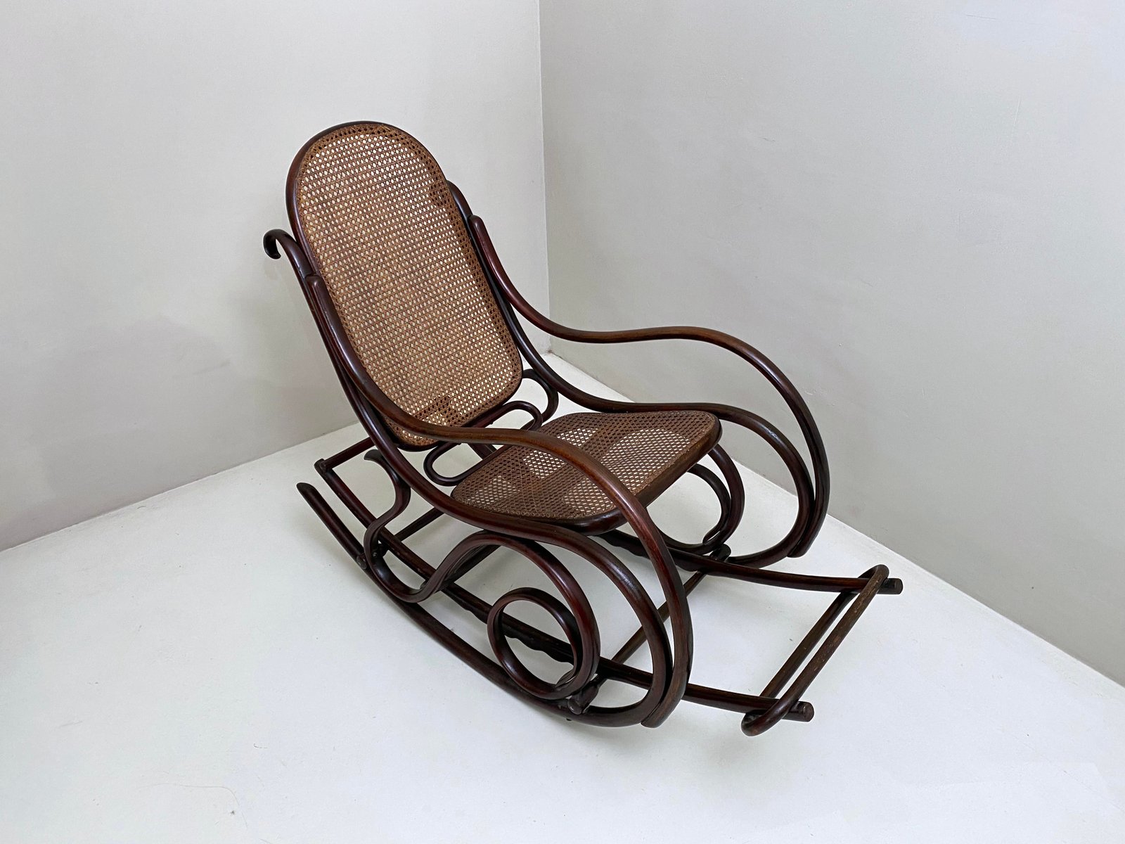Early 20th Century Rocking Chair from Thonet for sale at Pamono