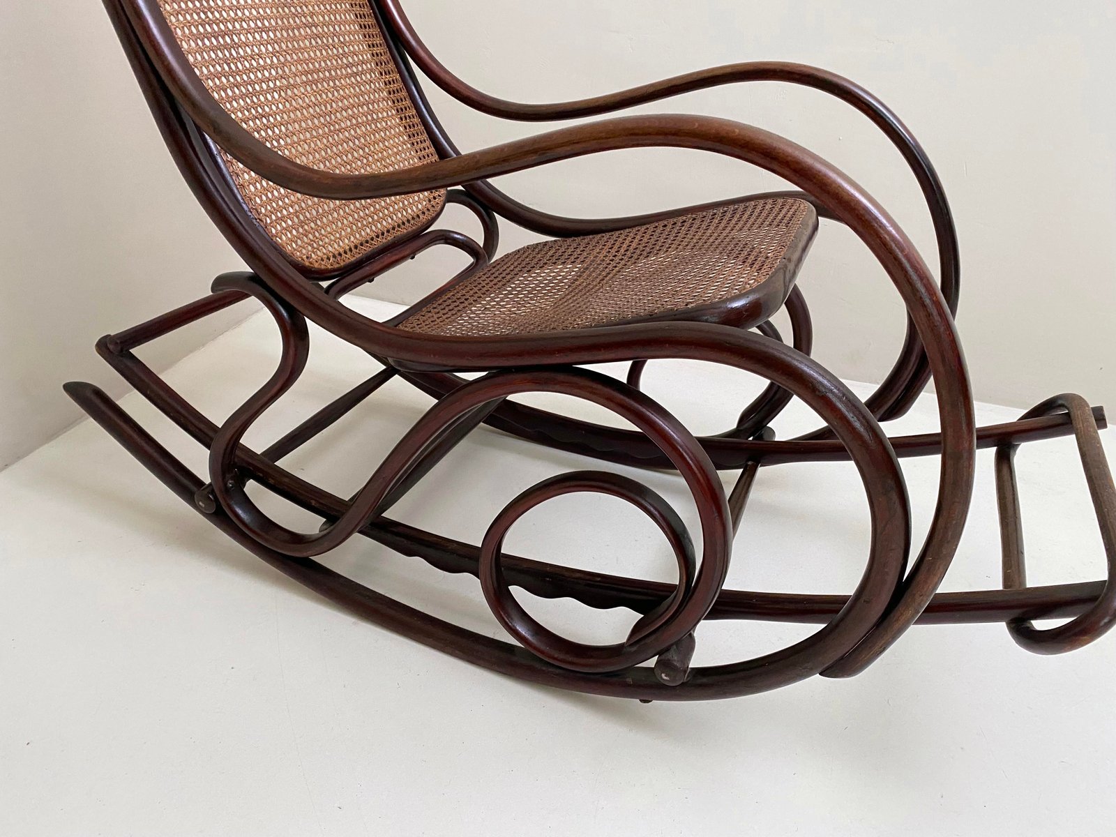 Mecedora de principios del siglo XX de Thonet en venta en Pamono