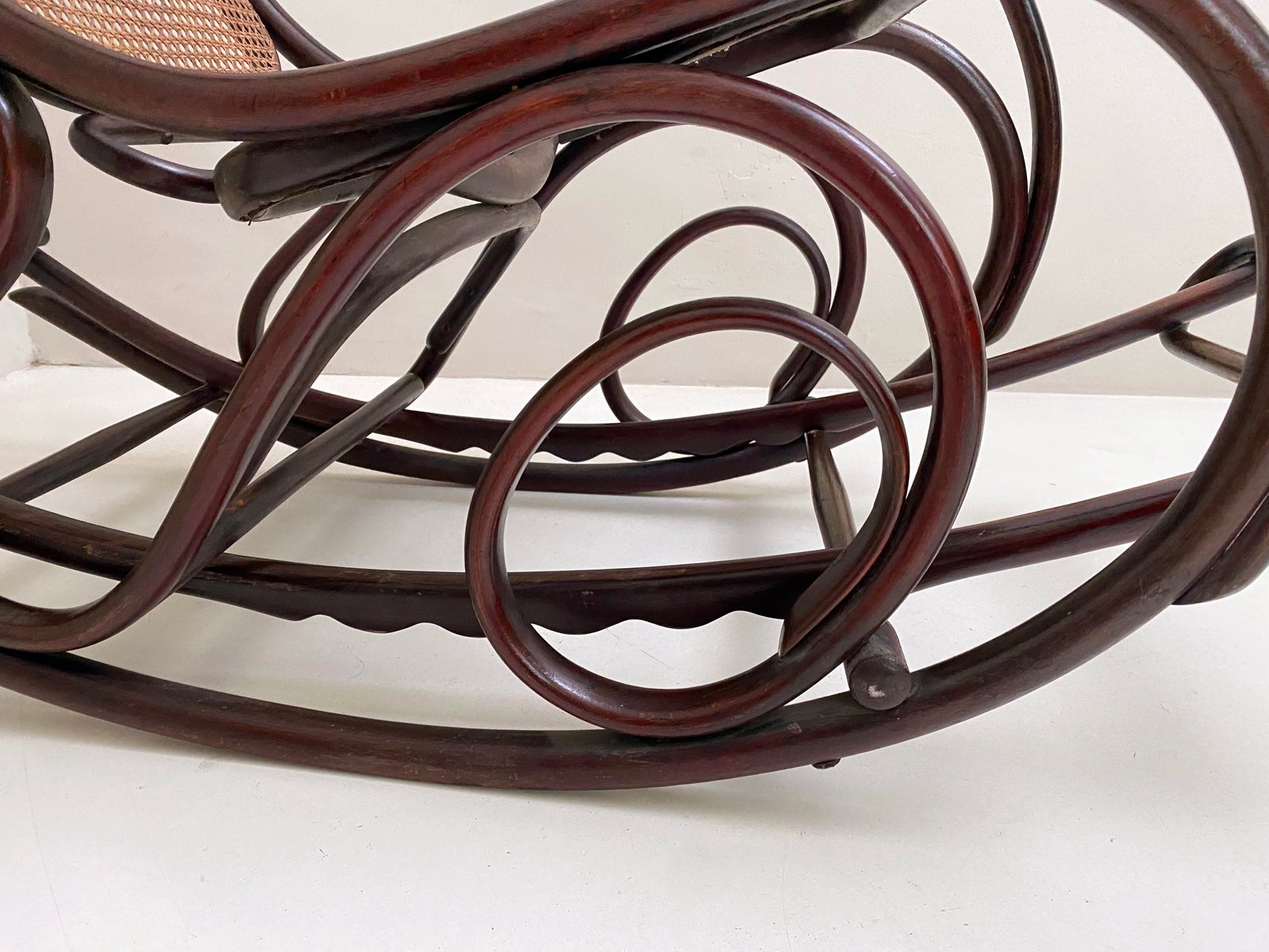 Early 20th Century Rocking Chair from Thonet for sale at Pamono