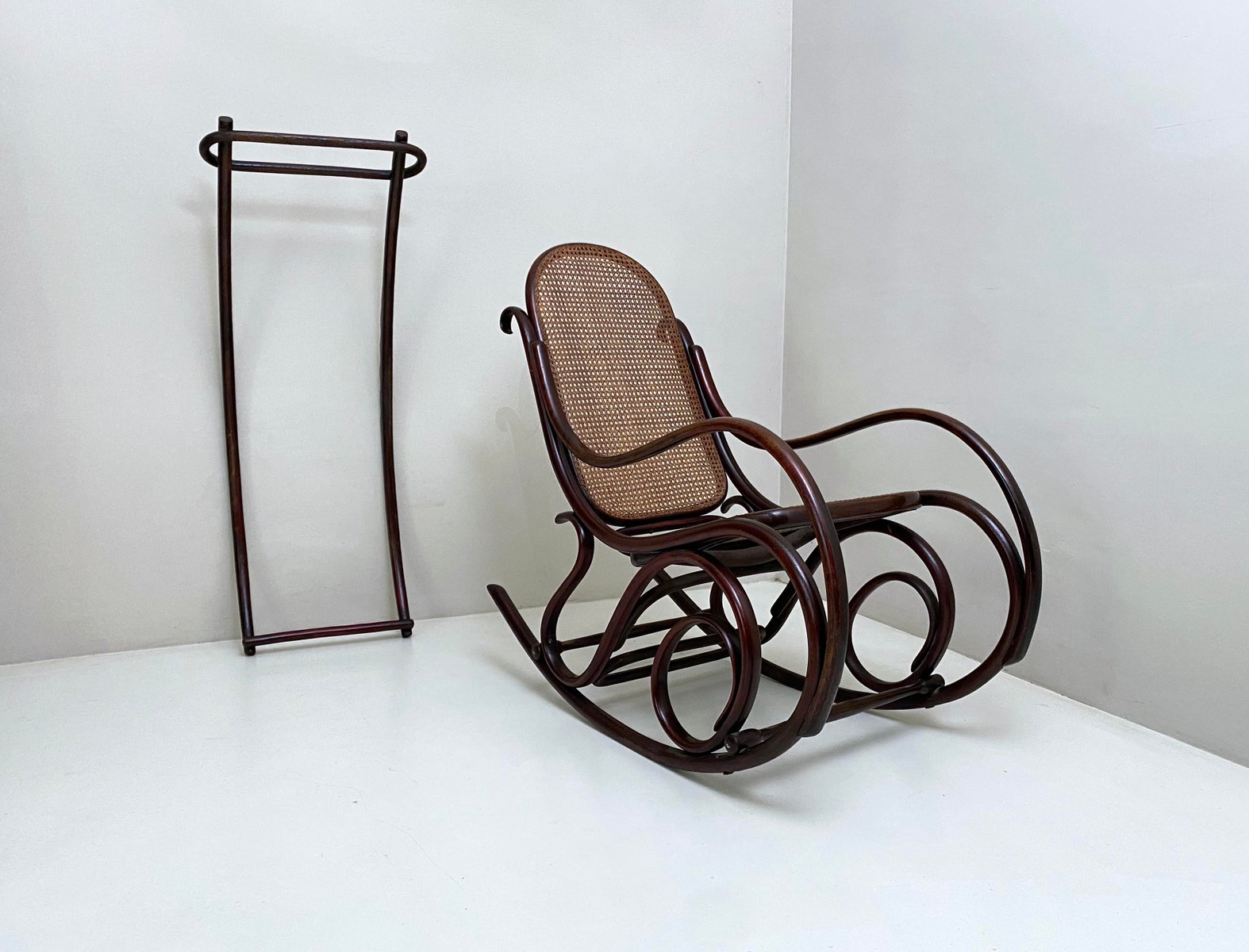 Early 20th Century Rocking Chair from Thonet for sale at Pamono