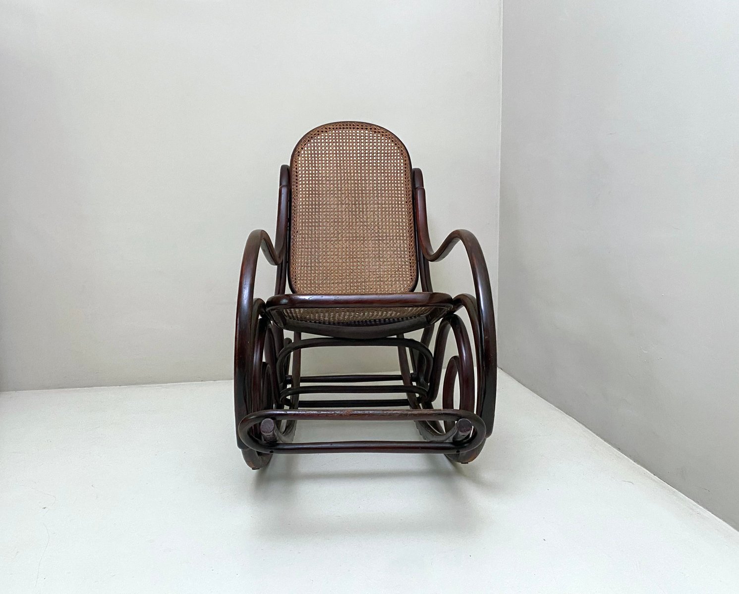 Early 20th Century Rocking Chair from Thonet for sale at Pamono