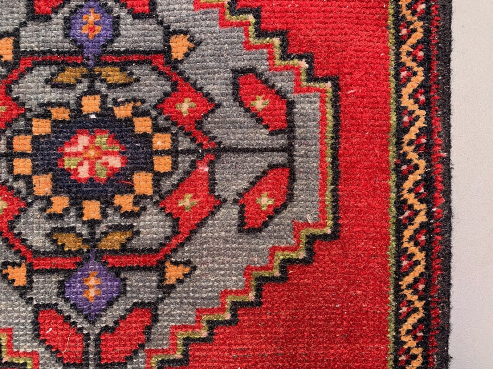 Small Vintage Red Wool Rug, Turkey for sale at Pamono