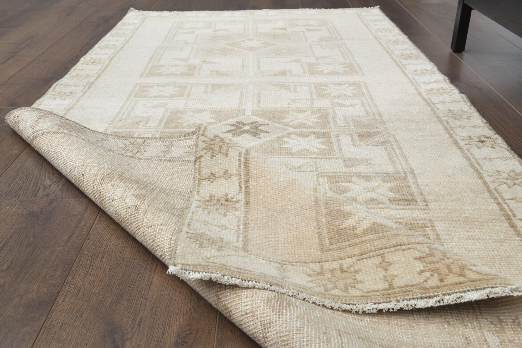 Vintage Turkish Neutral Wool Runner, Anatolia, 1950s for sale at Pamono