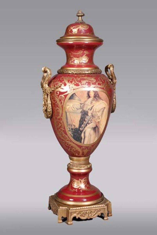 20th Century Louis XIV Sèvre Pump Lidded Vase for sale at Pamono