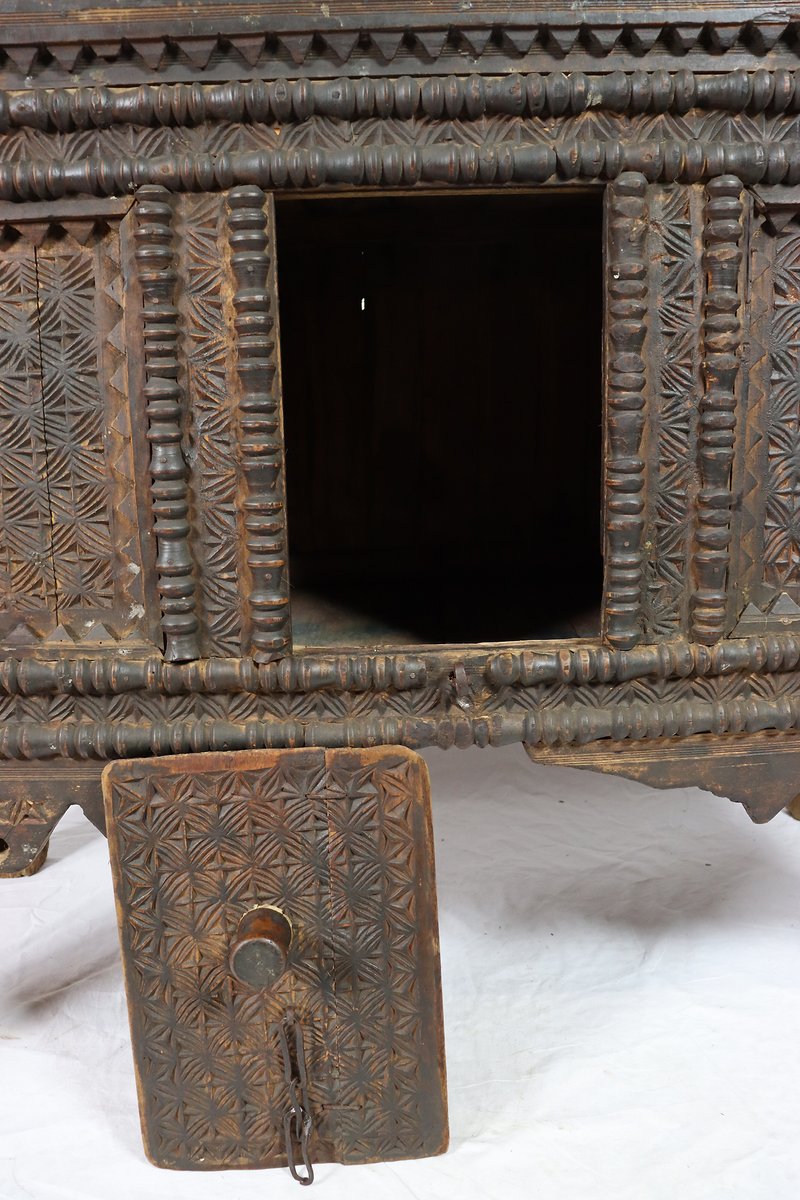 Antique Nomadic Turkmen Yurt Treasure Dowry Chest for sale at Pamono