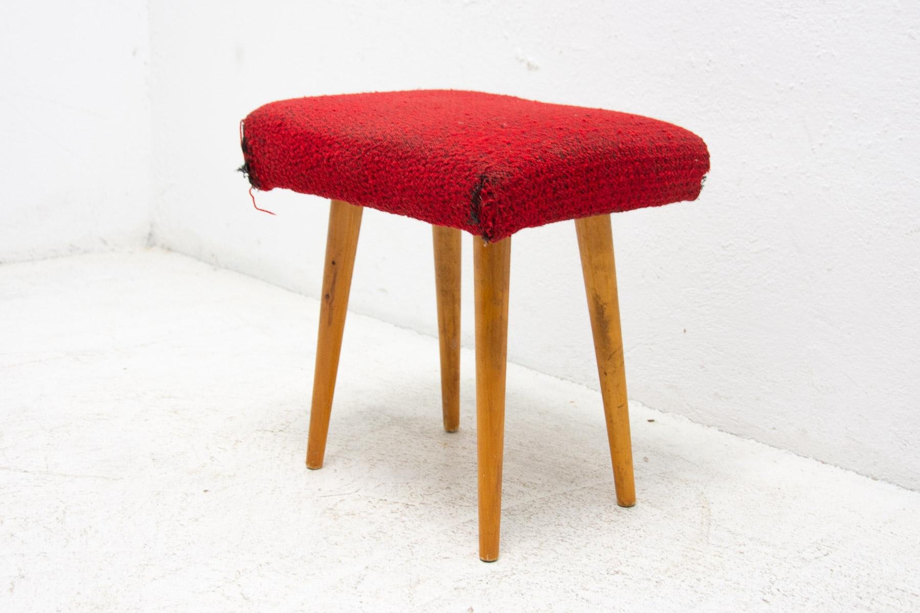 Gepolsterter Mid-Century Hocker, Tschechoslowakei, 1960er bei Pamono kaufen