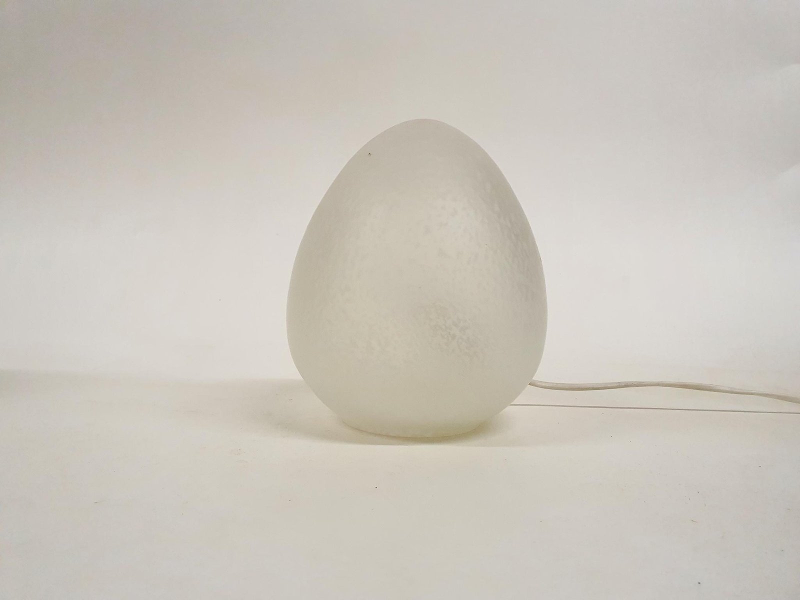 Weiße eiförmige Tischlampe aus Glas, 1970er bei Pamono kaufen