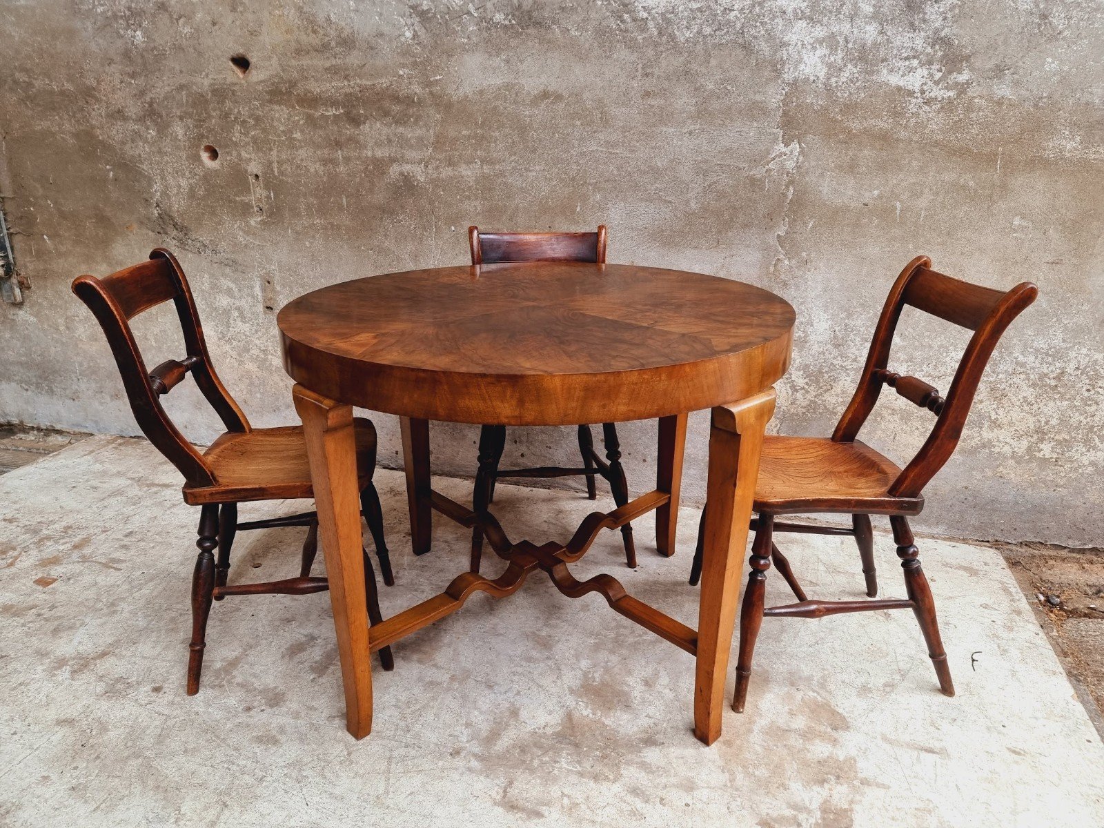 Runder Art Deco Tisch aus Nussholz, 1920er bei Pamono kaufen