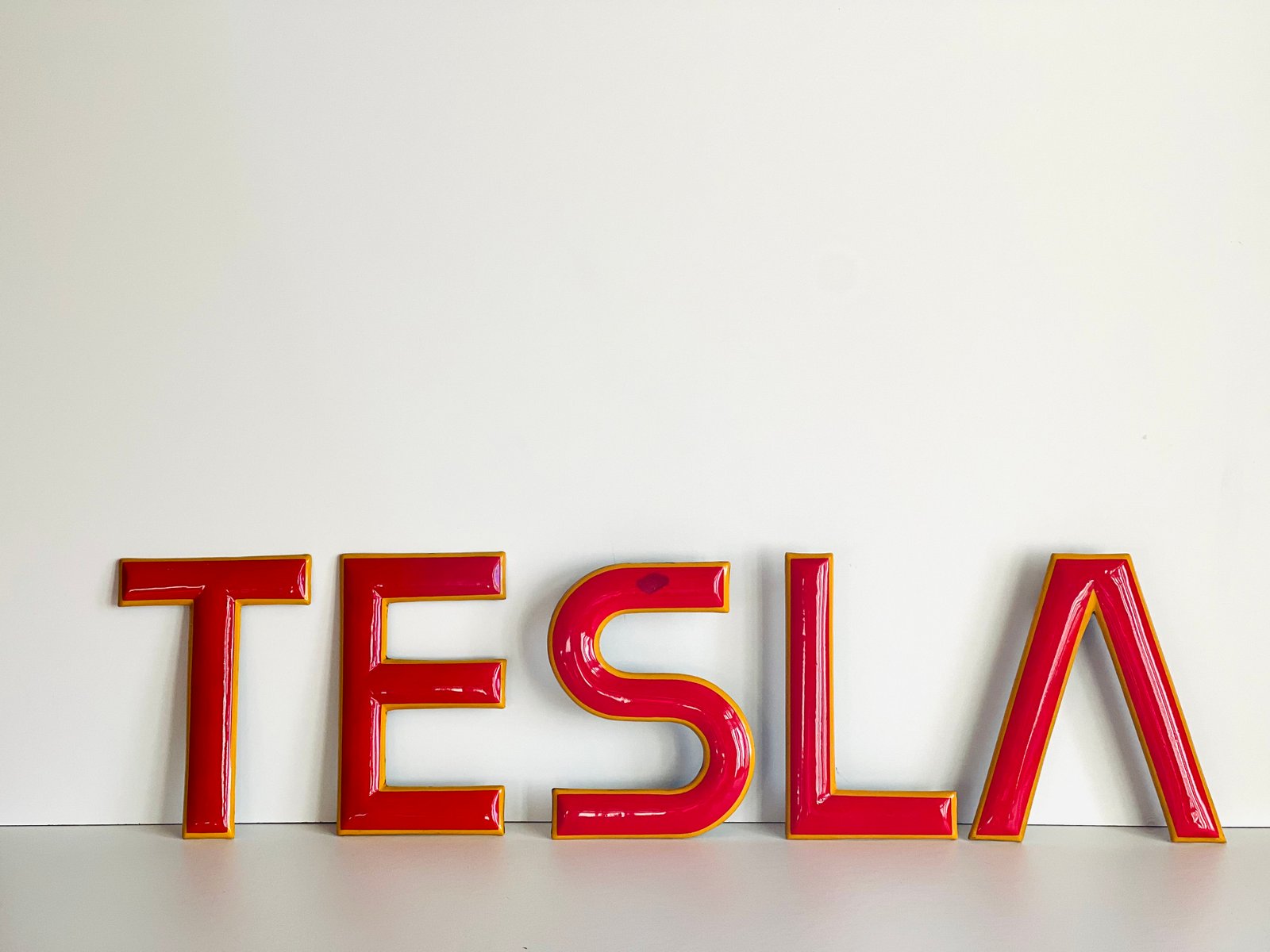 Cartel de letras industrial de Tesla. Juego de 5 en venta en Pamono
