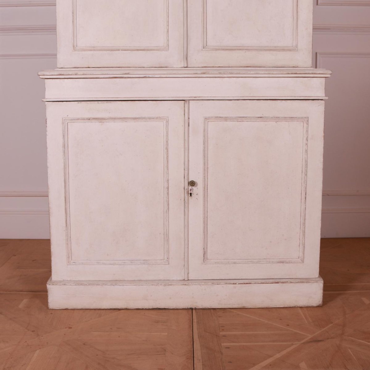 Englischer Lackierter Kiefernholz Wäscheschrank, 1890er bei Pamono kaufen