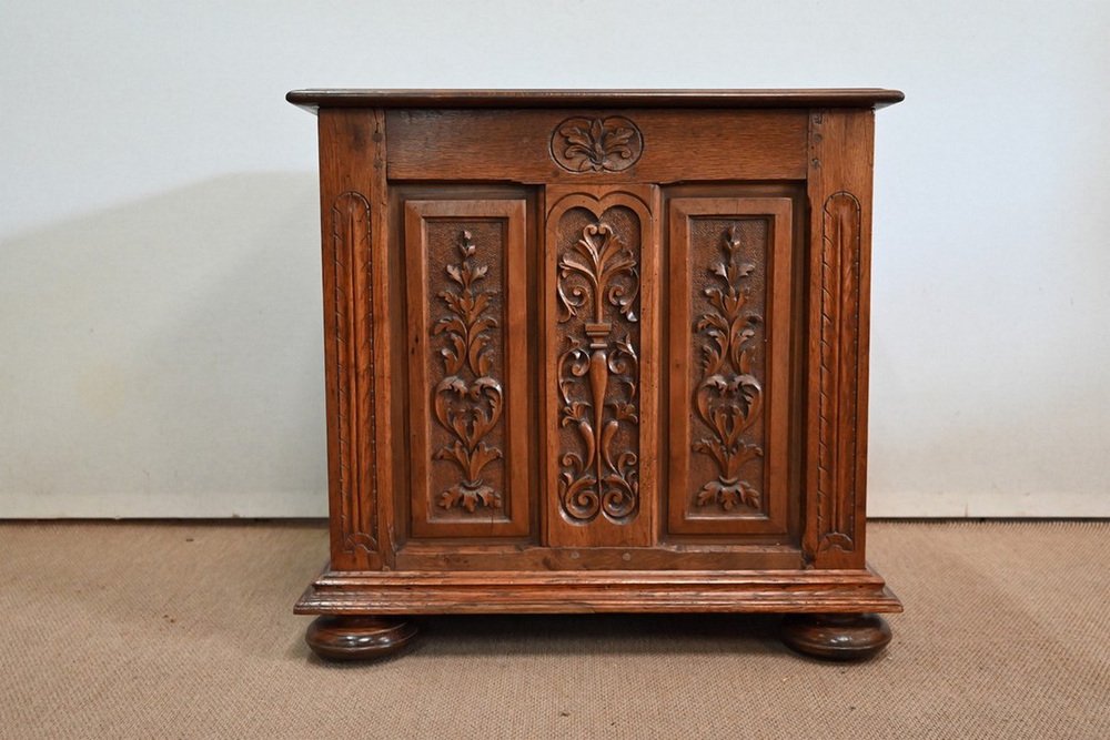 Small Renaissance Oak Chest, Early 1900s for sale at Pamono