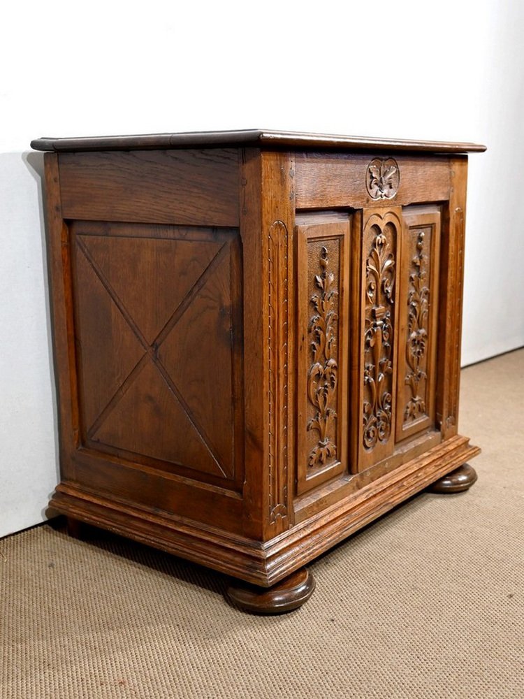 Small Renaissance Oak Chest, Early 1900s for sale at Pamono