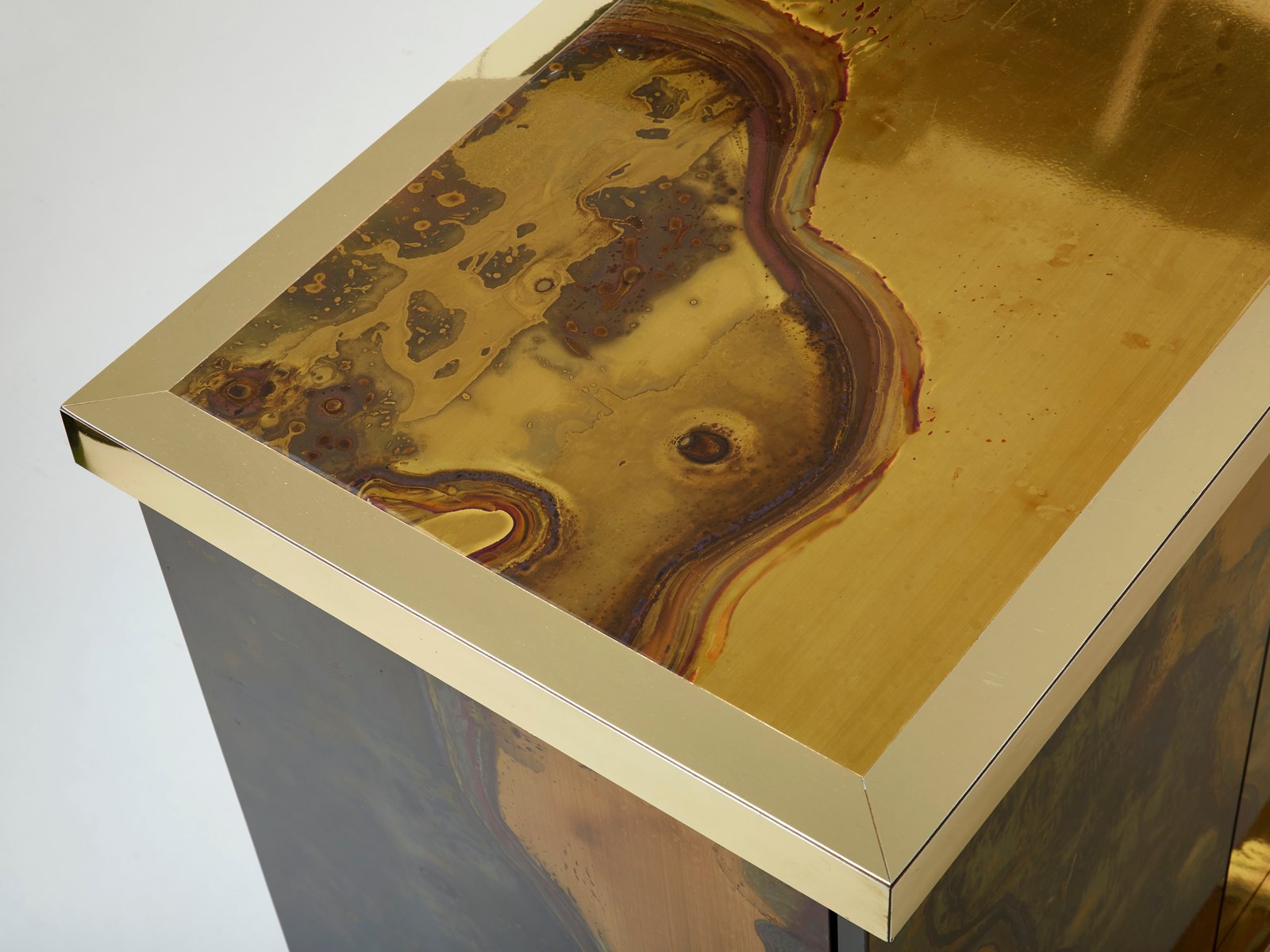 Französisches Sideboard aus oxidiertem Messing von Isabelle und Richard ...