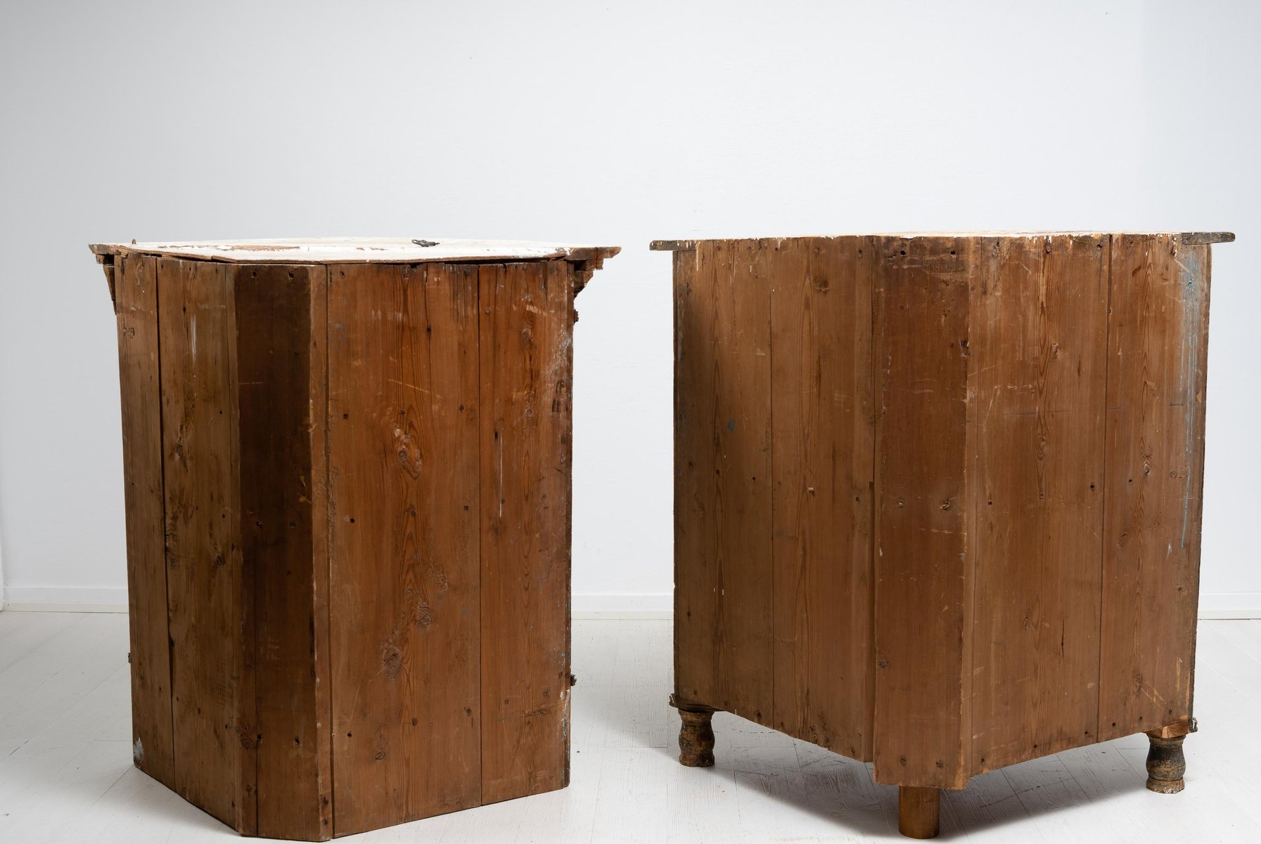 19th Century Swedish Rustic Country Corner Cabinet for sale at Pamono