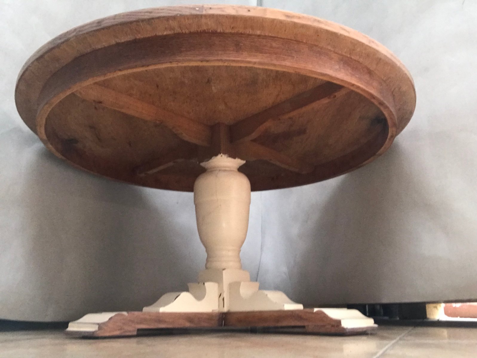 Runder Couchtisch aus Eichenfurnier, 1970er bei Pamono kaufen