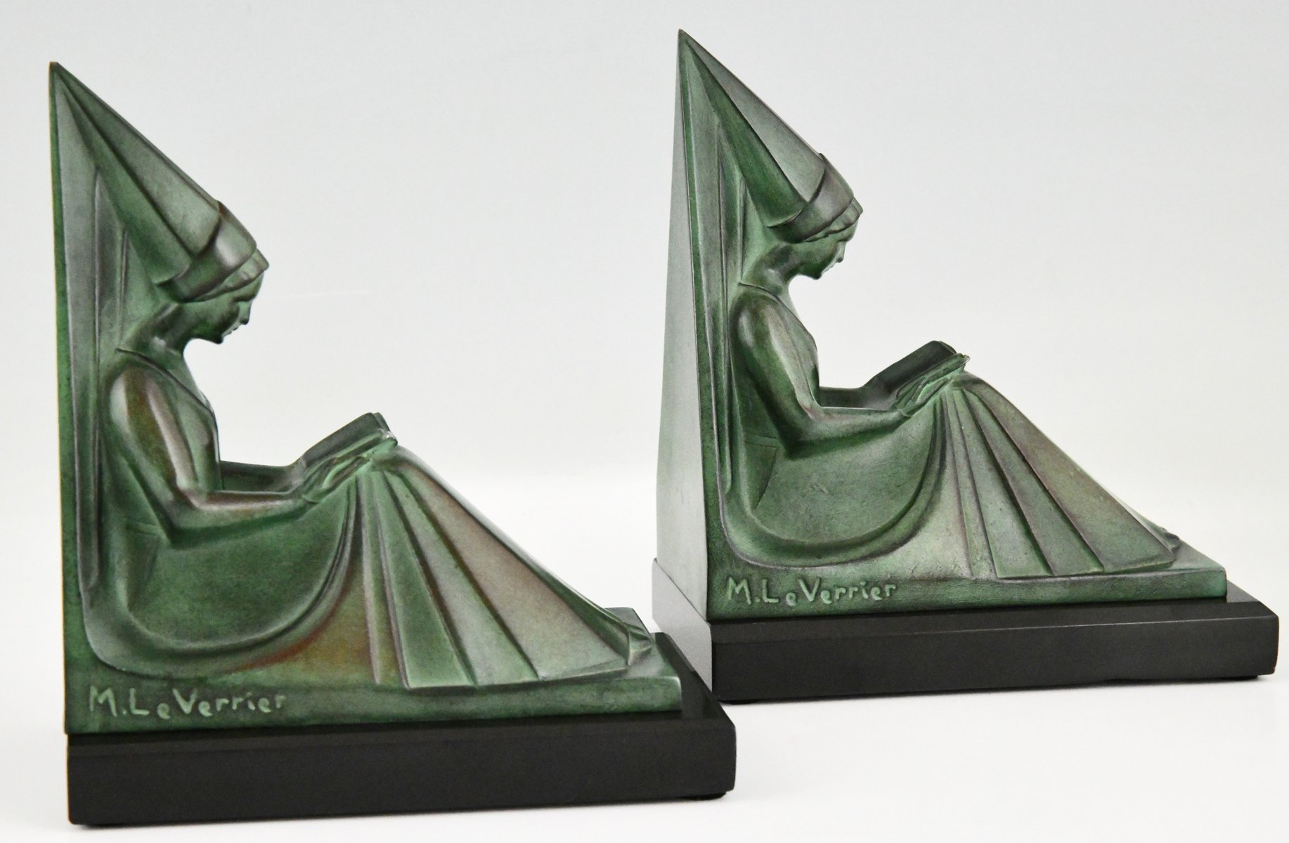 Art Deco Buchstützen Les Mittelalter Damen von Max Le Verrier ...