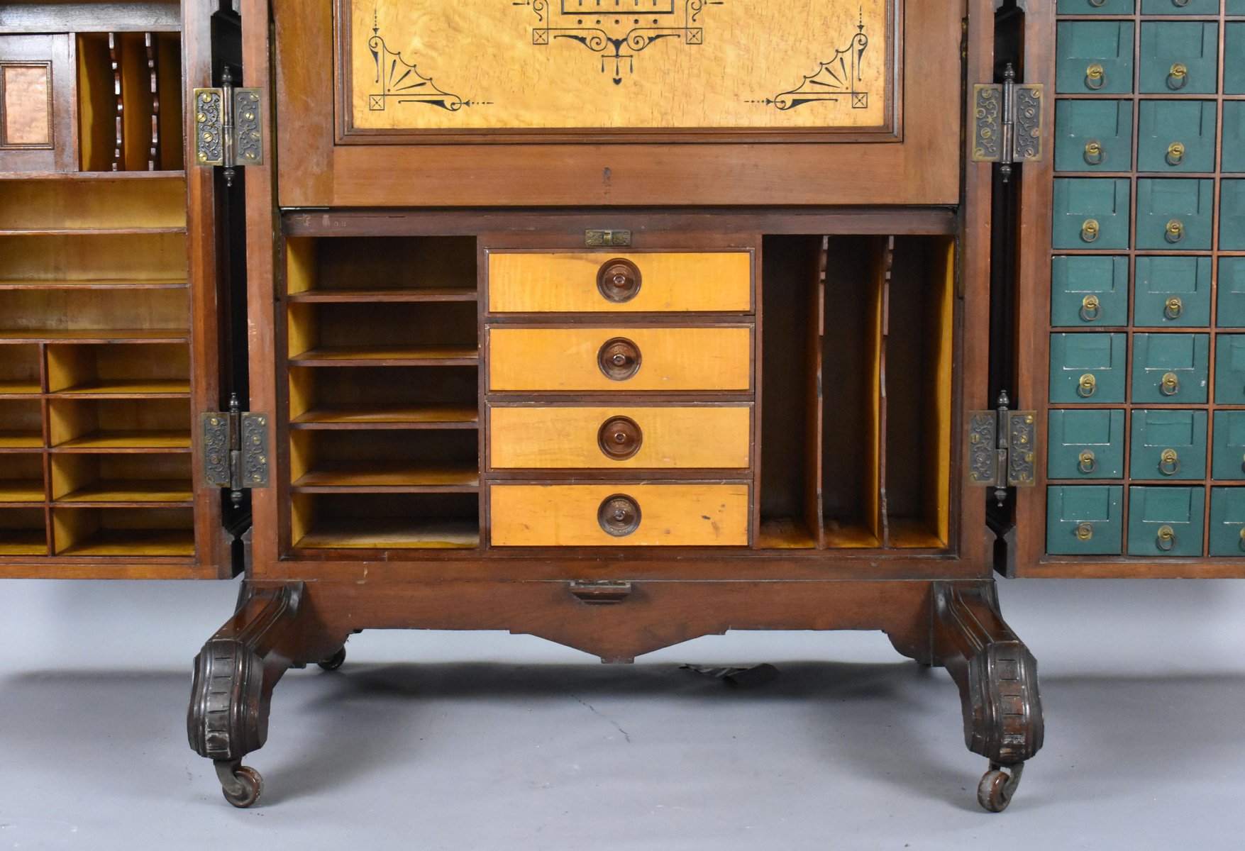 Bureau Wells Fargo du 19ème Siècle en Noyer par Wooton Desk, Etats-Unis ...