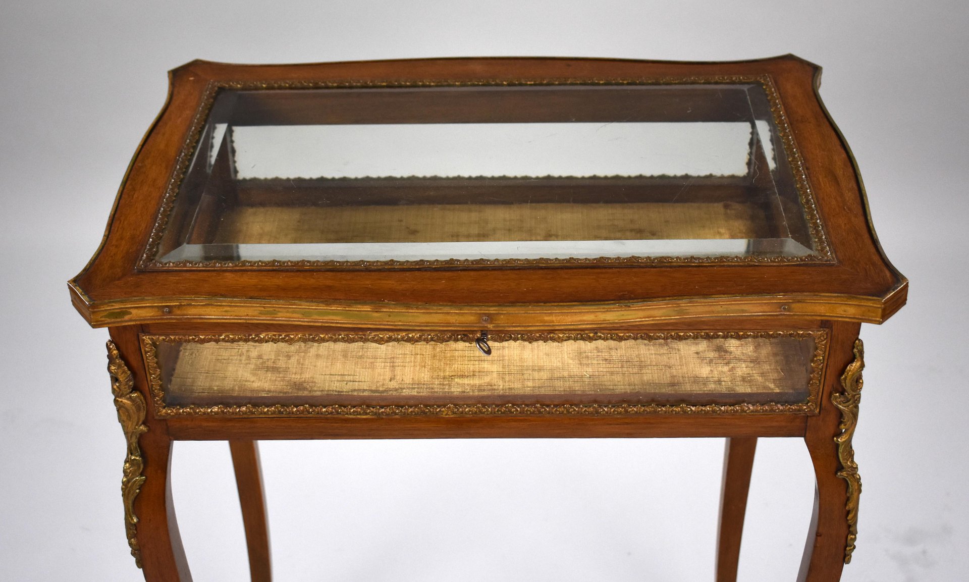 19th Century French Bijouterie Table for sale at Pamono