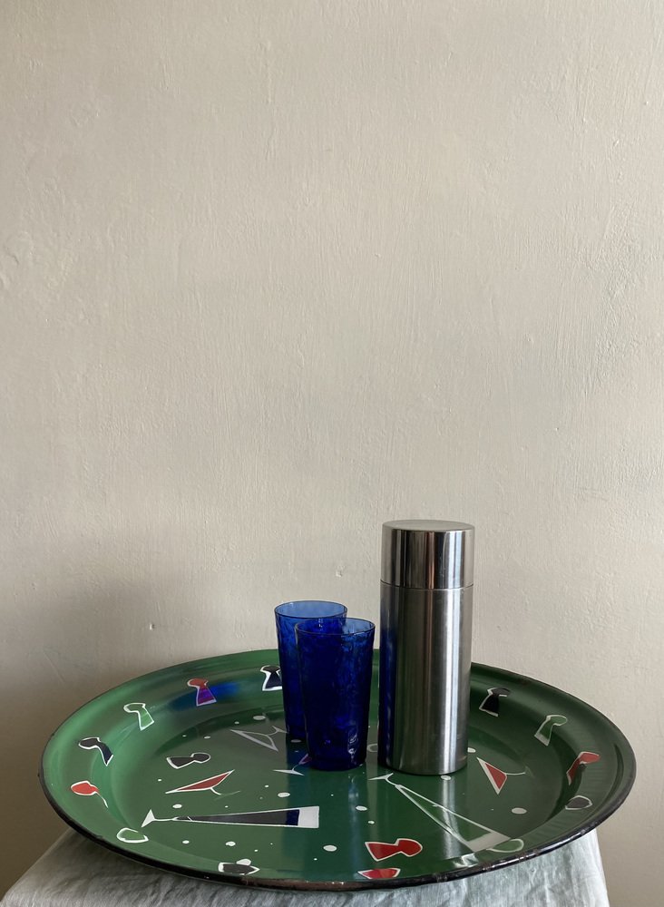 Französisches handbemaltes grünes Emaille Cocktail Tablett mit Party ...