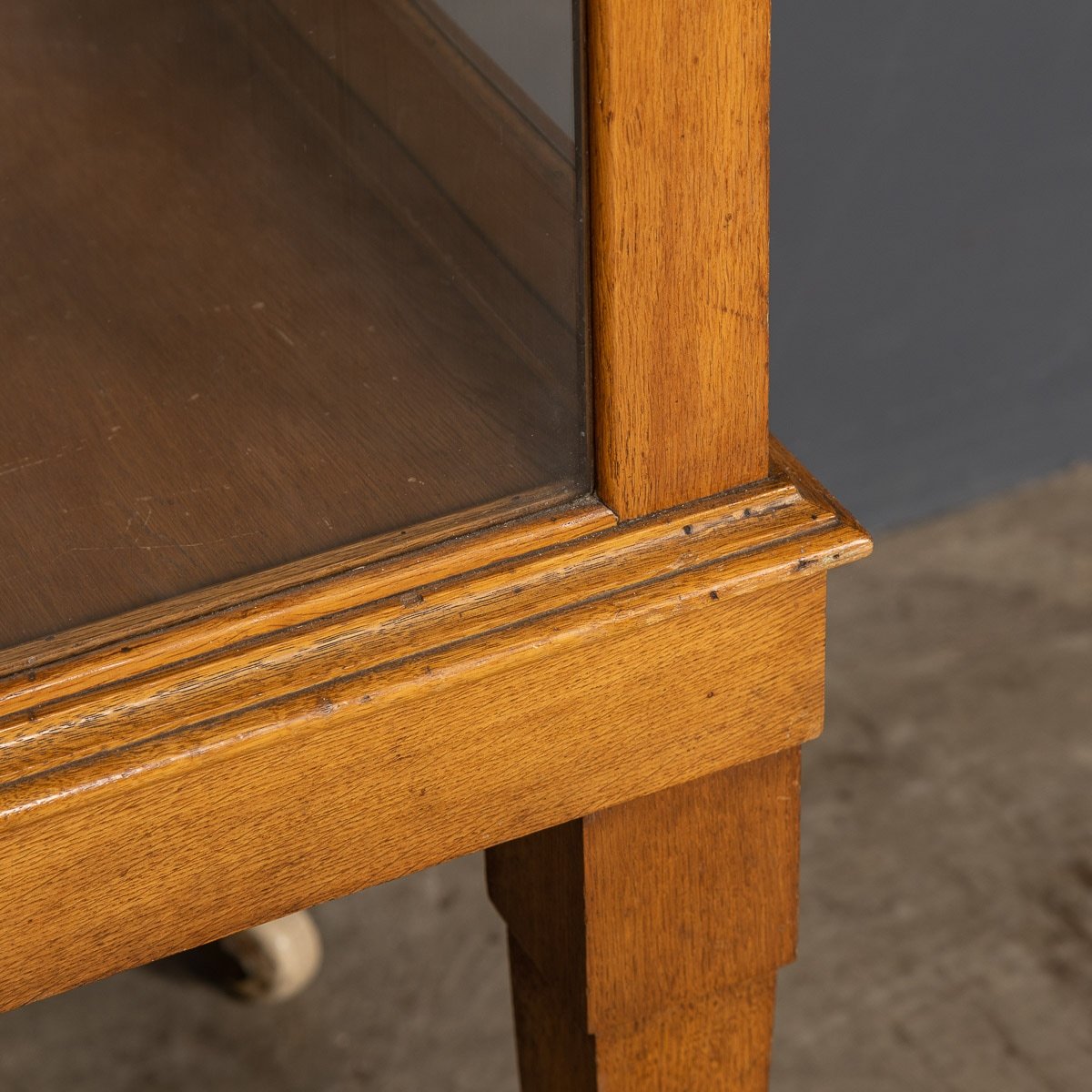 Art Deco English Display Cabinet, 1920s for sale at Pamono