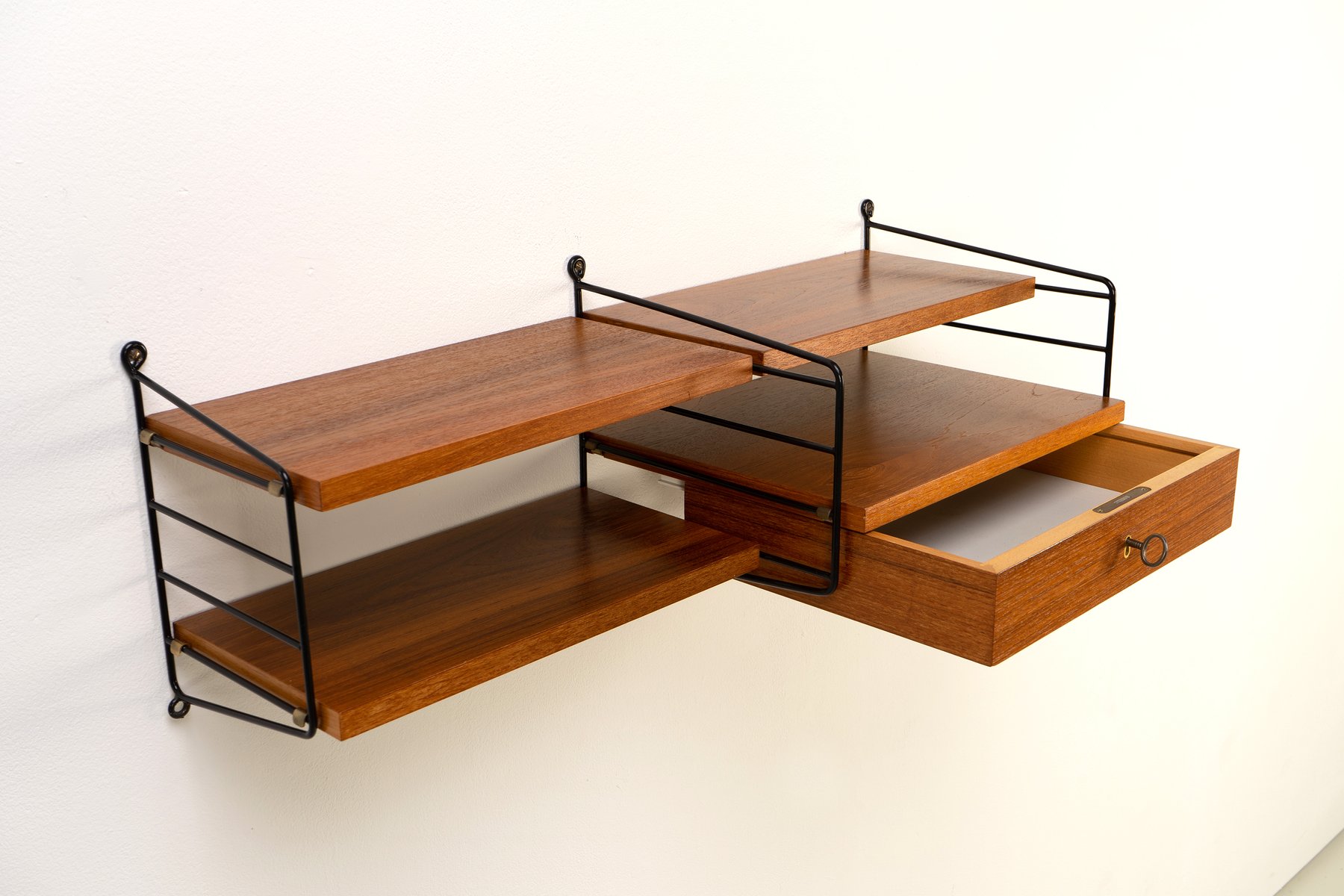 Teak Wandregal mit Schubladen von Kajsa & Nils Strinning für String, 1960er bei Pamono kaufen