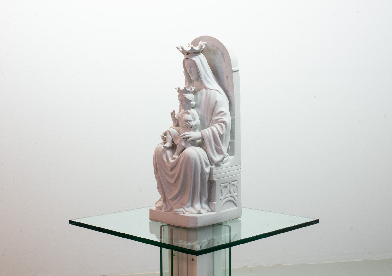 Große religiöse Mutter-Kind-Statue aus Biskuitporzellan, 1800er bei ...
