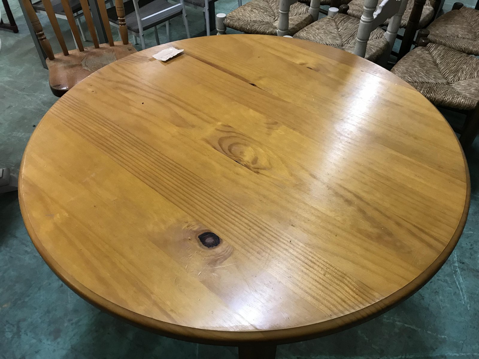 Runder Tisch aus Pinienholz bei Pamono kaufen