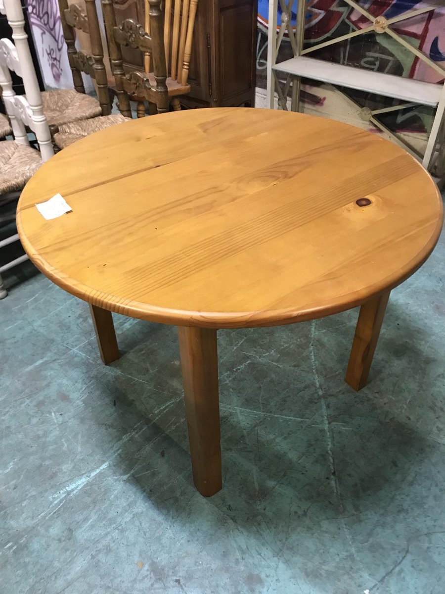 Runder Tisch aus Pinienholz bei Pamono kaufen