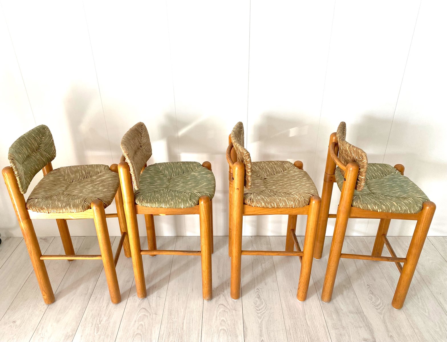 Hocker aus Holz & Stroh, 1970er, 4er Set bei Pamono kaufen