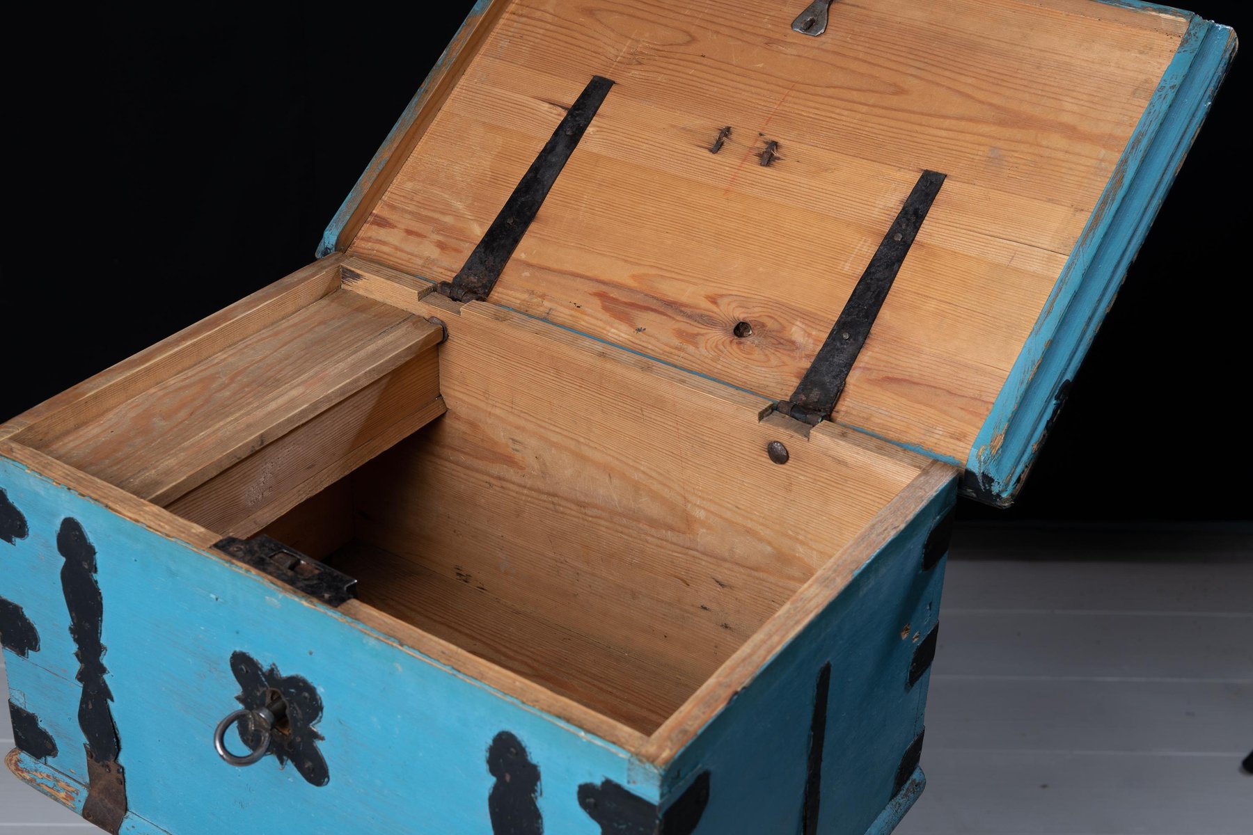 19th Century Blue Swedish Folk Art Chest or Box for sale at Pamono