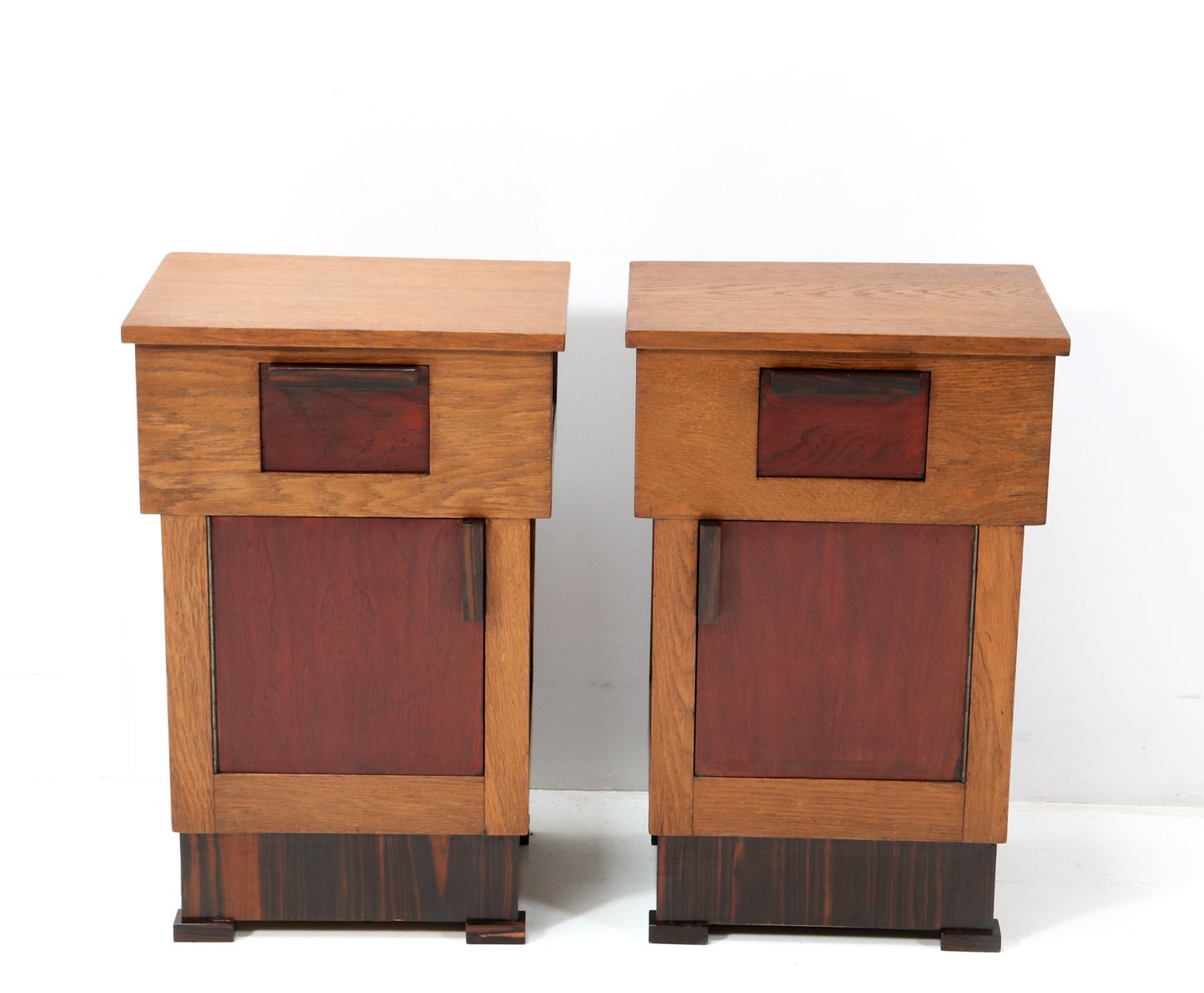 Moderne Art Deco Nachttische aus Eiche, 1920er, 2er Set bei Pamono kaufen