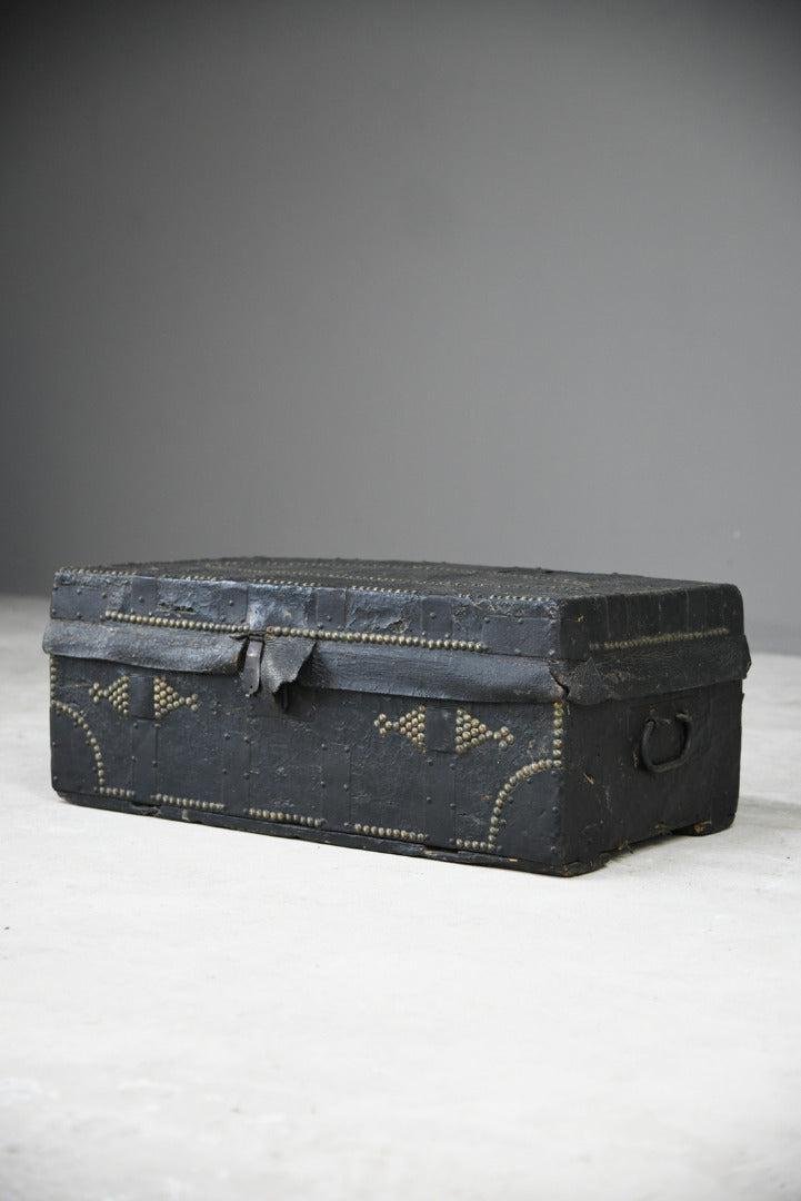 Georgian Leather Studded Trunk for sale at Pamono