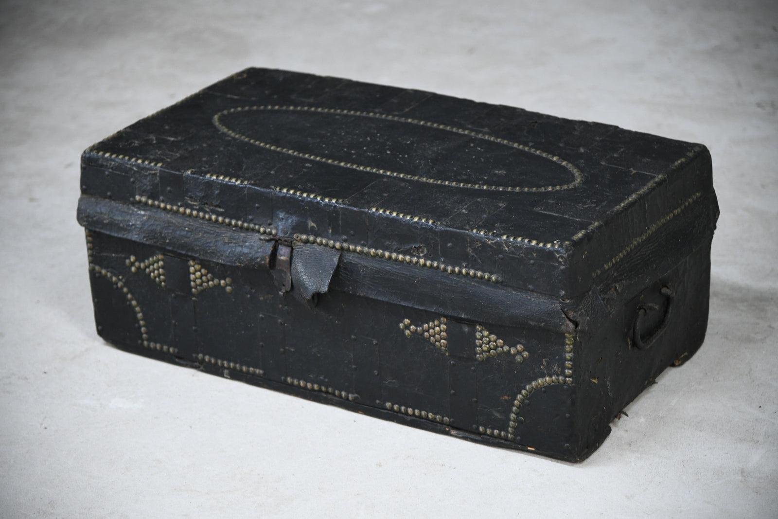 Georgian Leather Studded Trunk for sale at Pamono